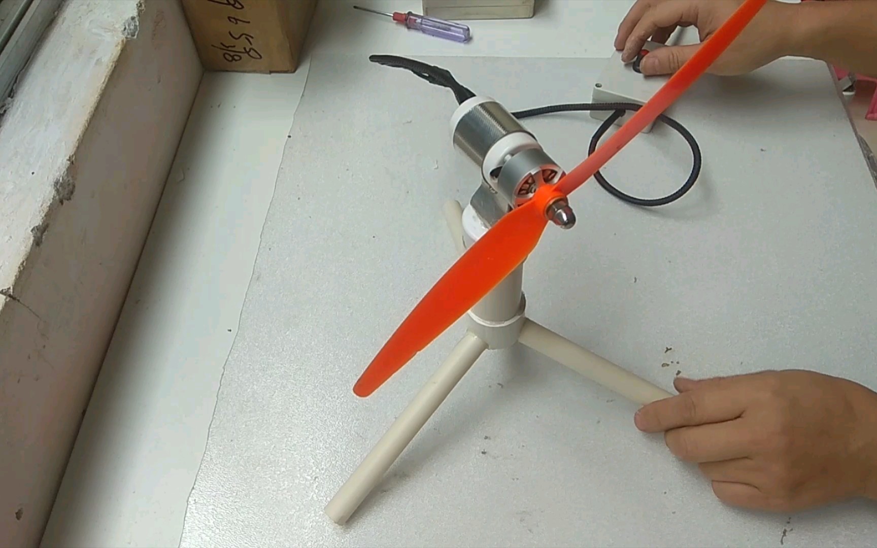 用PVC管和管盖制作小台扇风扇支架的方法