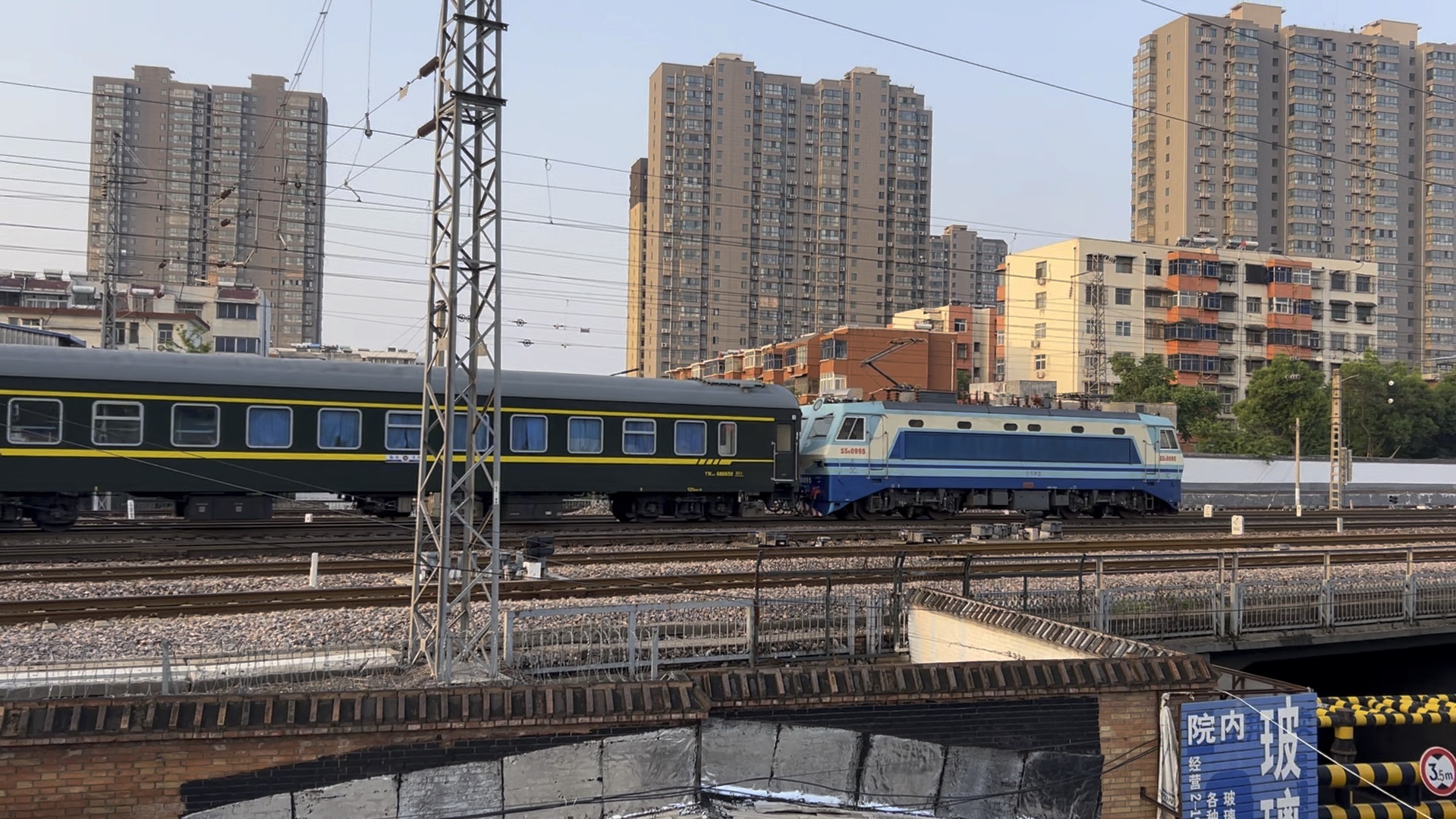 K2667次列车洛阳东站通过