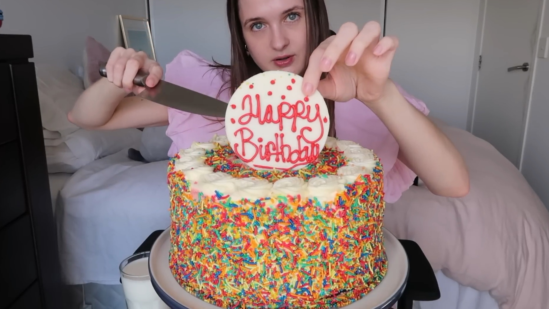 挑战吃10000卡路里生日蛋糕!狂炫大蛋糕!