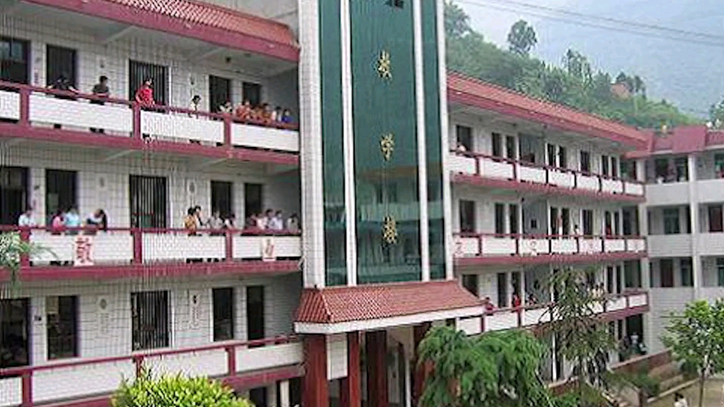 陕西一高二女生校内坠亡 官方通报:事发前班主任因早恋问题约其谈话