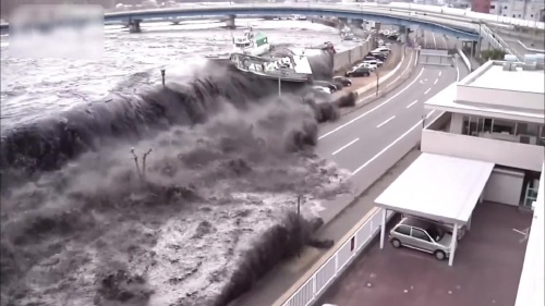 地震过后产生的大海啸,几分钟就将一个城市吞噬,场面惊人