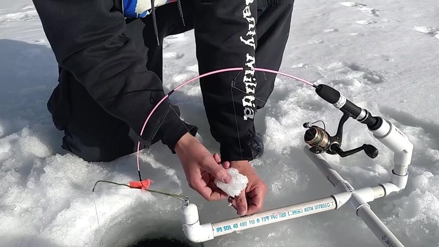 男子特制全自动钓鱼利器,你再也不用手拿钓鱼竿钓鱼了