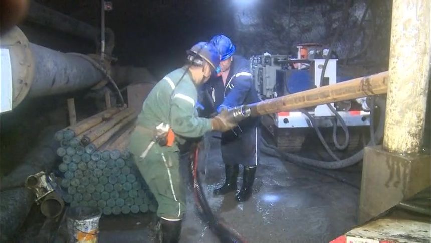 看煤矿,井下千米定向钻机如何钻进