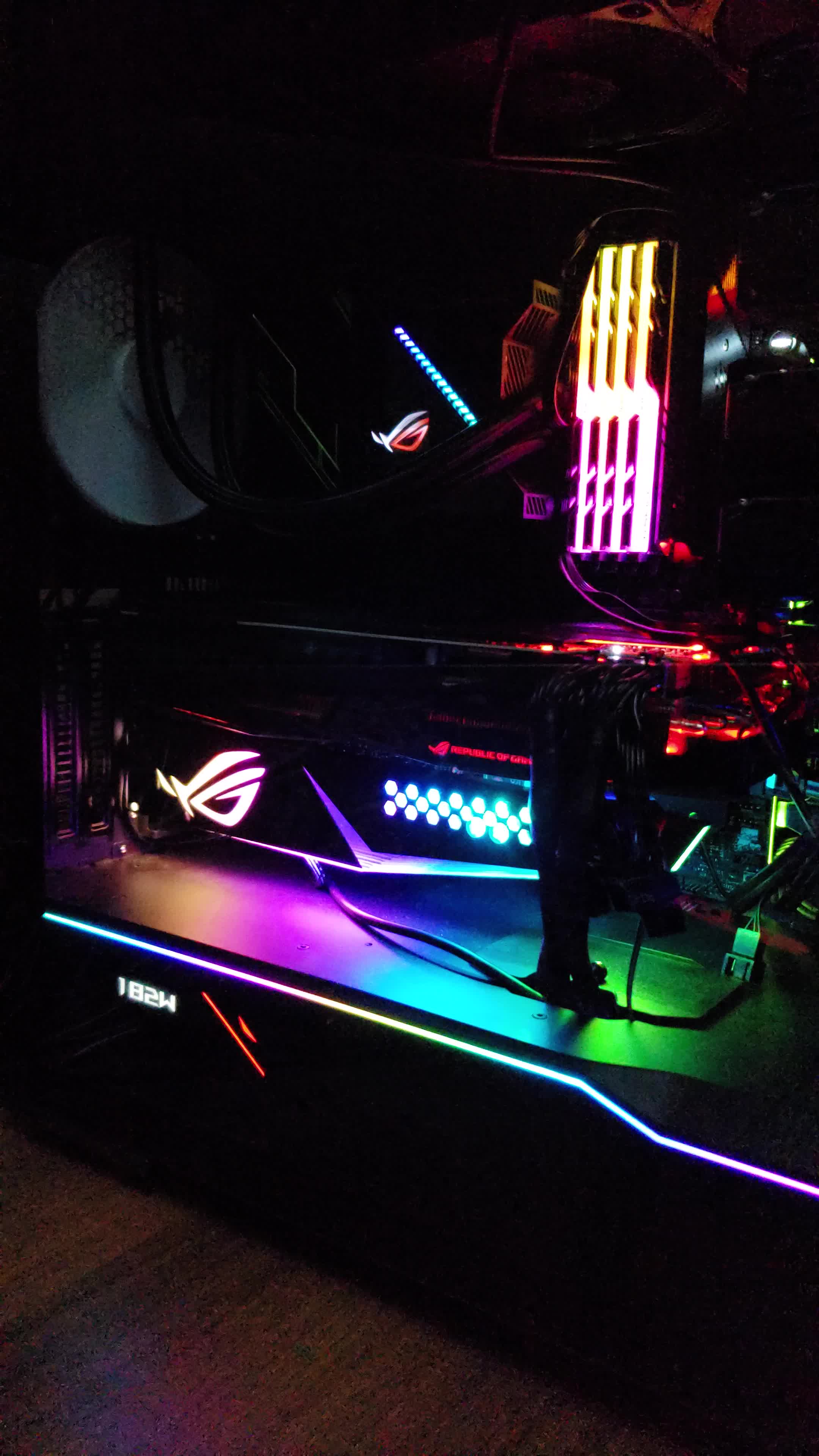 ROG Aura显卡支架上机效果