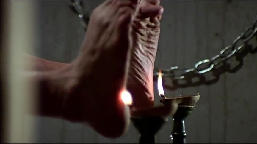 男子被绑木架上,谁知先用火烤脚心后羽毛挠脚心,怎么越看像烤串