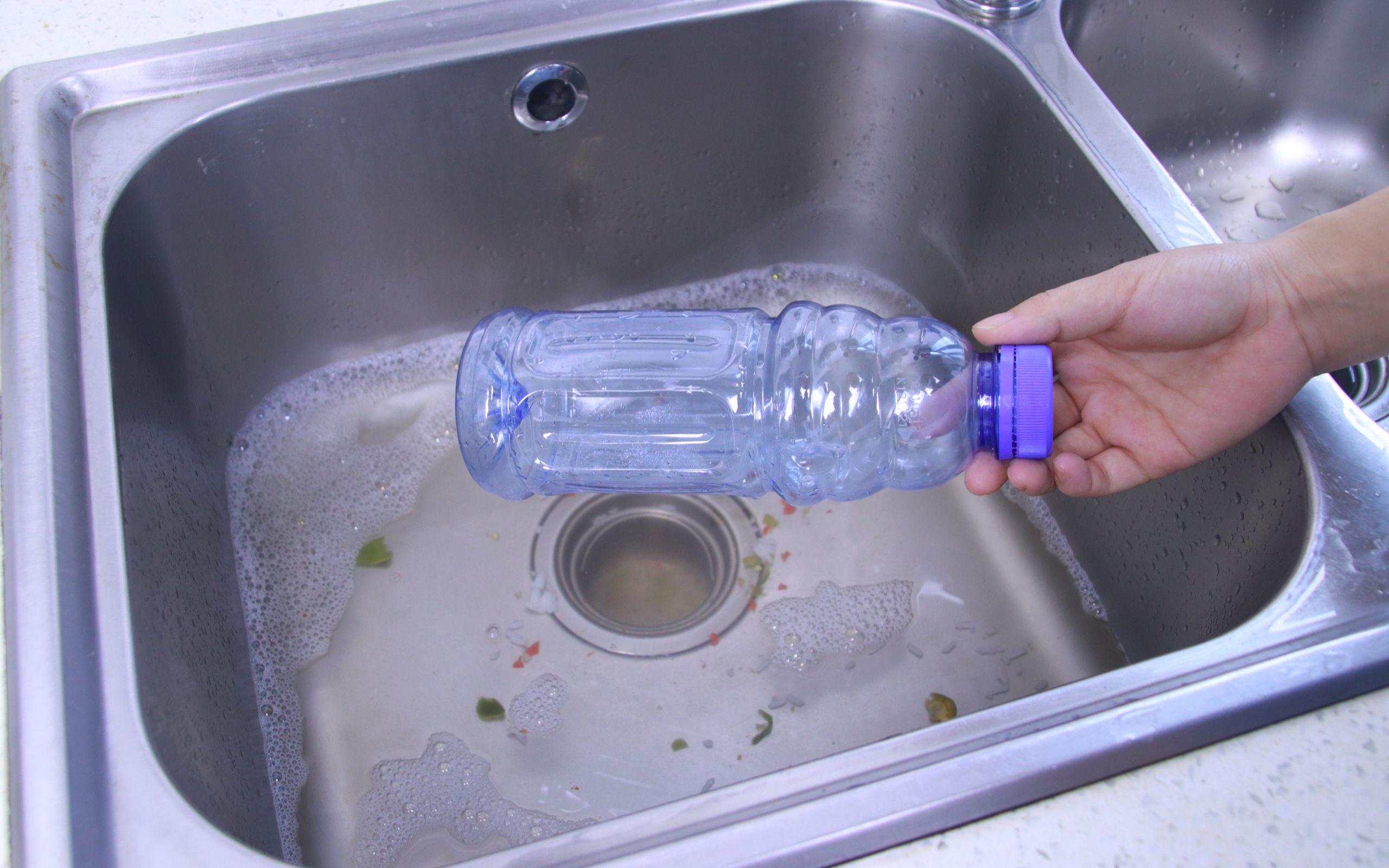 厨房下水道堵住了,只用一个塑料瓶,2分钟快速疏通,不花冤枉钱