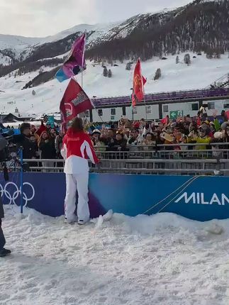 观众即将被清场,谷爱凌中断采访去跟粉丝打招呼(视频:本报前方记者...