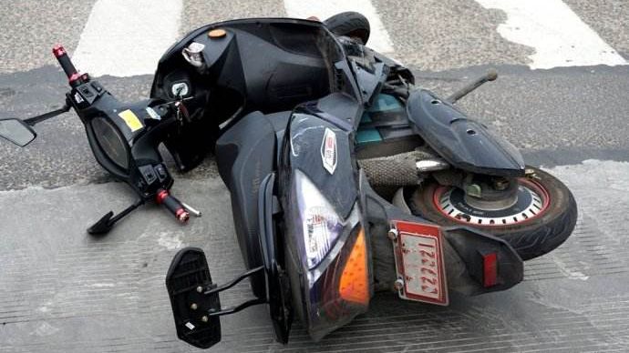 电瓶车撞倒路人，警方了解清楚情况后，判定路人负主要责任