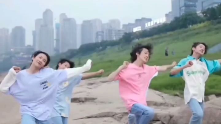 TF家族三代江边的舞蹈!快来看!