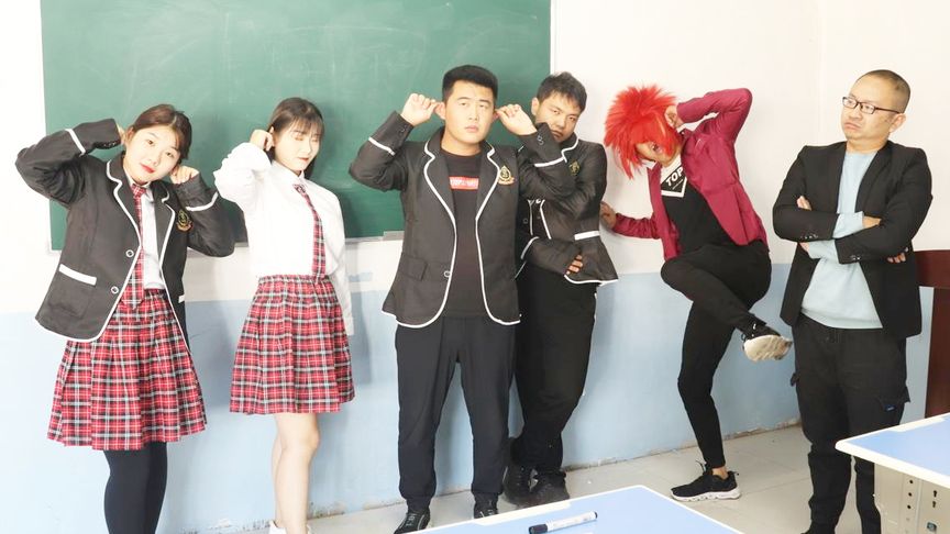 课堂游戏一反常态,学生听指令做相反动作,同学们做的太好玩了