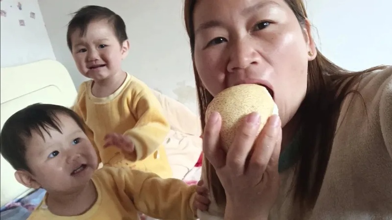 广州朋友寄来的梨太大了。小清吃着梨,双胞胎女儿都看哭了