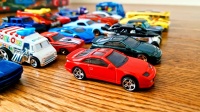 汽车模型:我们来用手指让这些模型车在地板上停下来了吧