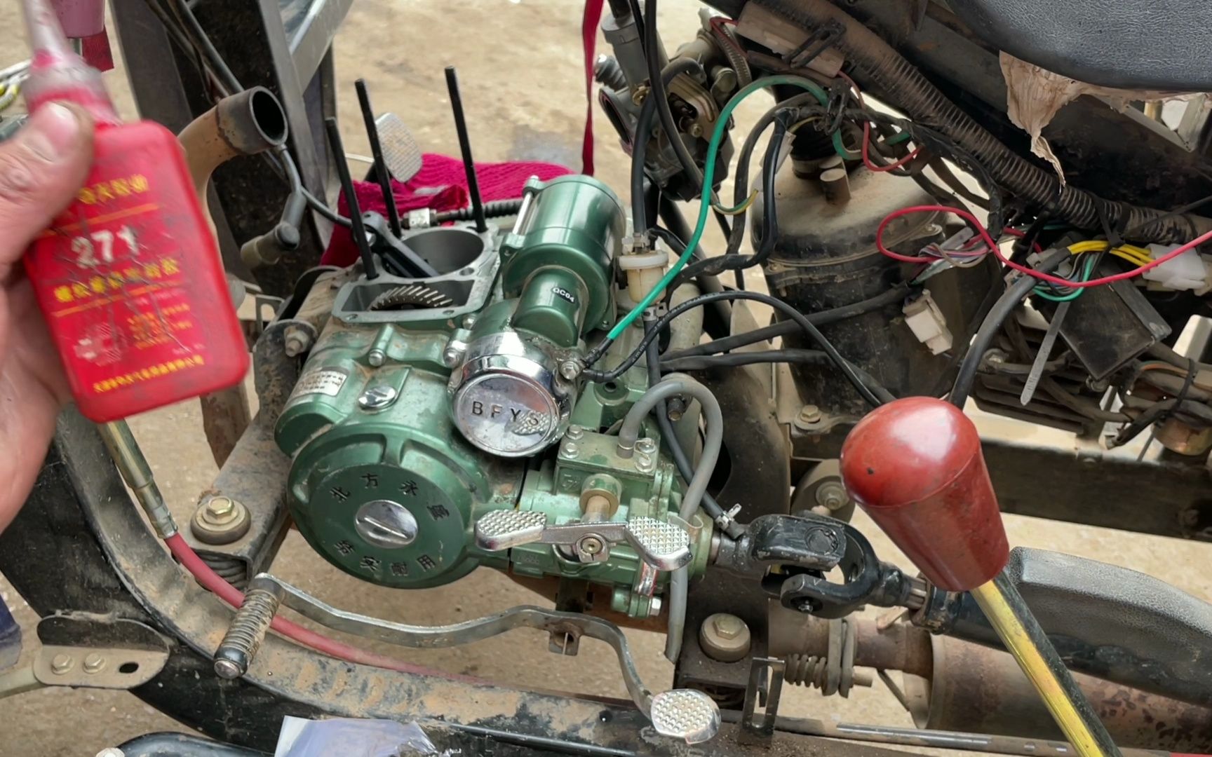 发动机螺丝滑丝了怎么办?试下这个方法,几块钱就能修好和新一样