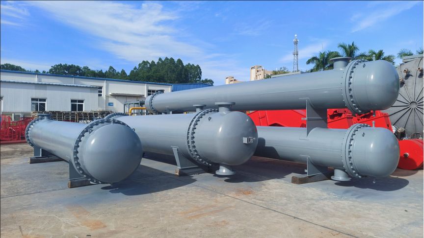 数台管壳式浮头换热器运达现场