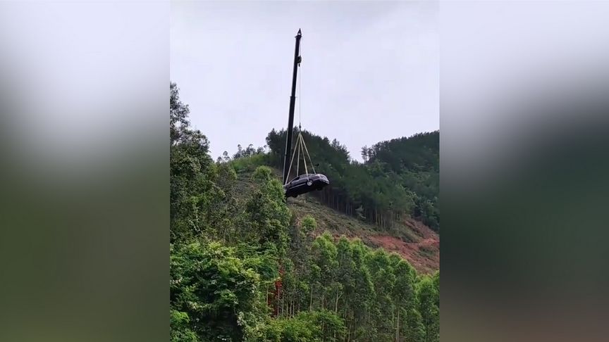 柳州一车辆过漫水路被冲走1人遇难,网传“皮卡被冲走”视频不实