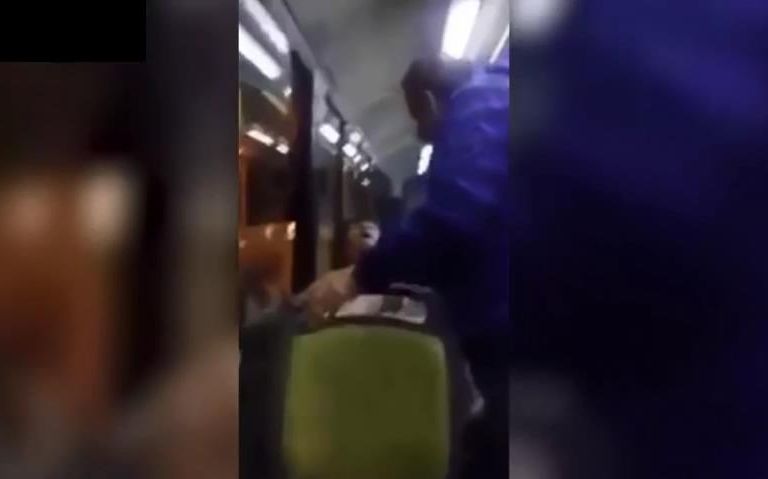 实拍巴西一女子在公交车上突然遭到邪灵附体