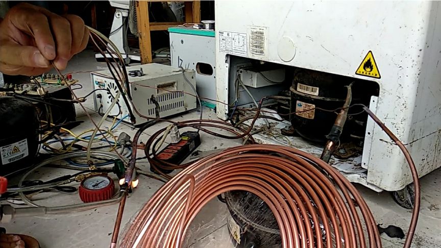 冰柜盘管时一端接毛细管,另一段接回气管,焊接好再盘管操作。