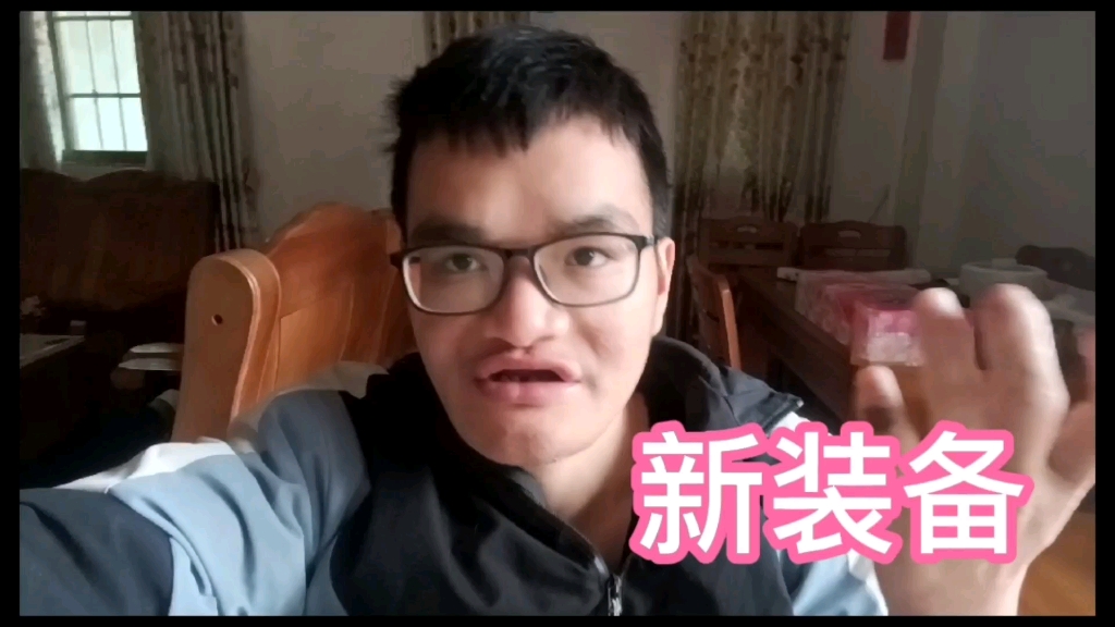 粤语库存:残疾小伙花2700元换个新轮椅车头,车头最快可以跑30迈,里程...
