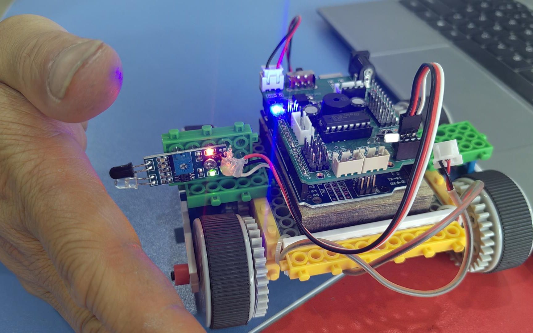 第二十八节课Mixly米思齐图形化编程挥挥手控制你的小灯灯和孩子一起...