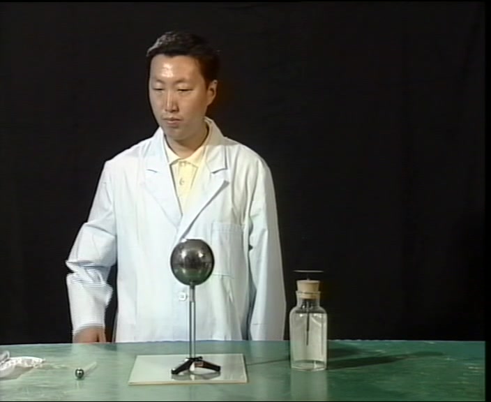 104:用移电球检验带电体的电荷分布在导体外表面