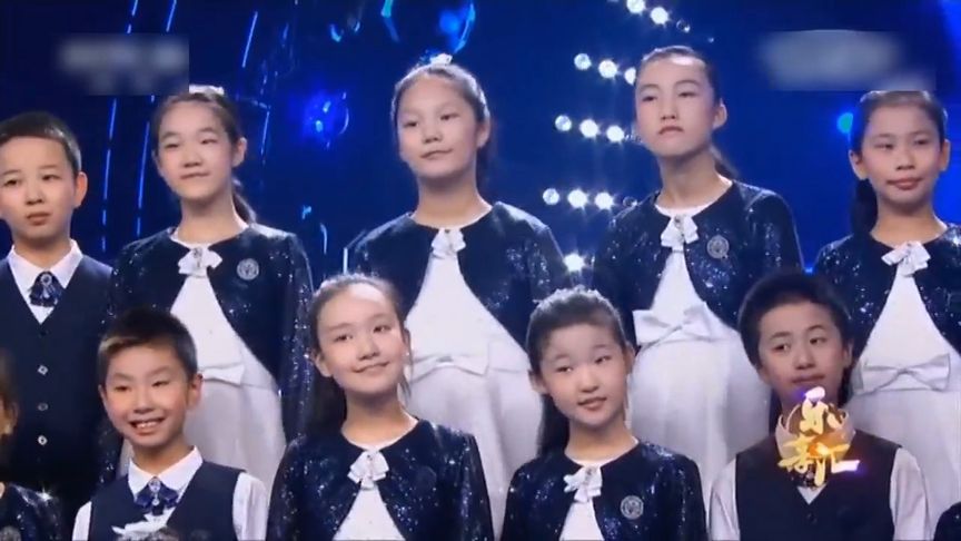 天使童声合唱团演唱《让我们荡起双桨》,满满的都是回忆和感动