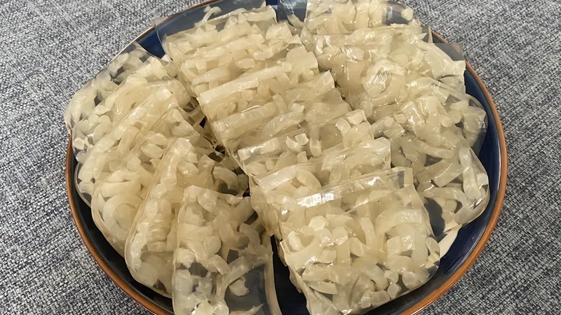 过年了,教你水晶皮冻做法,1斤肉皮3斤水,上锅一蒸,劲道又Q弹