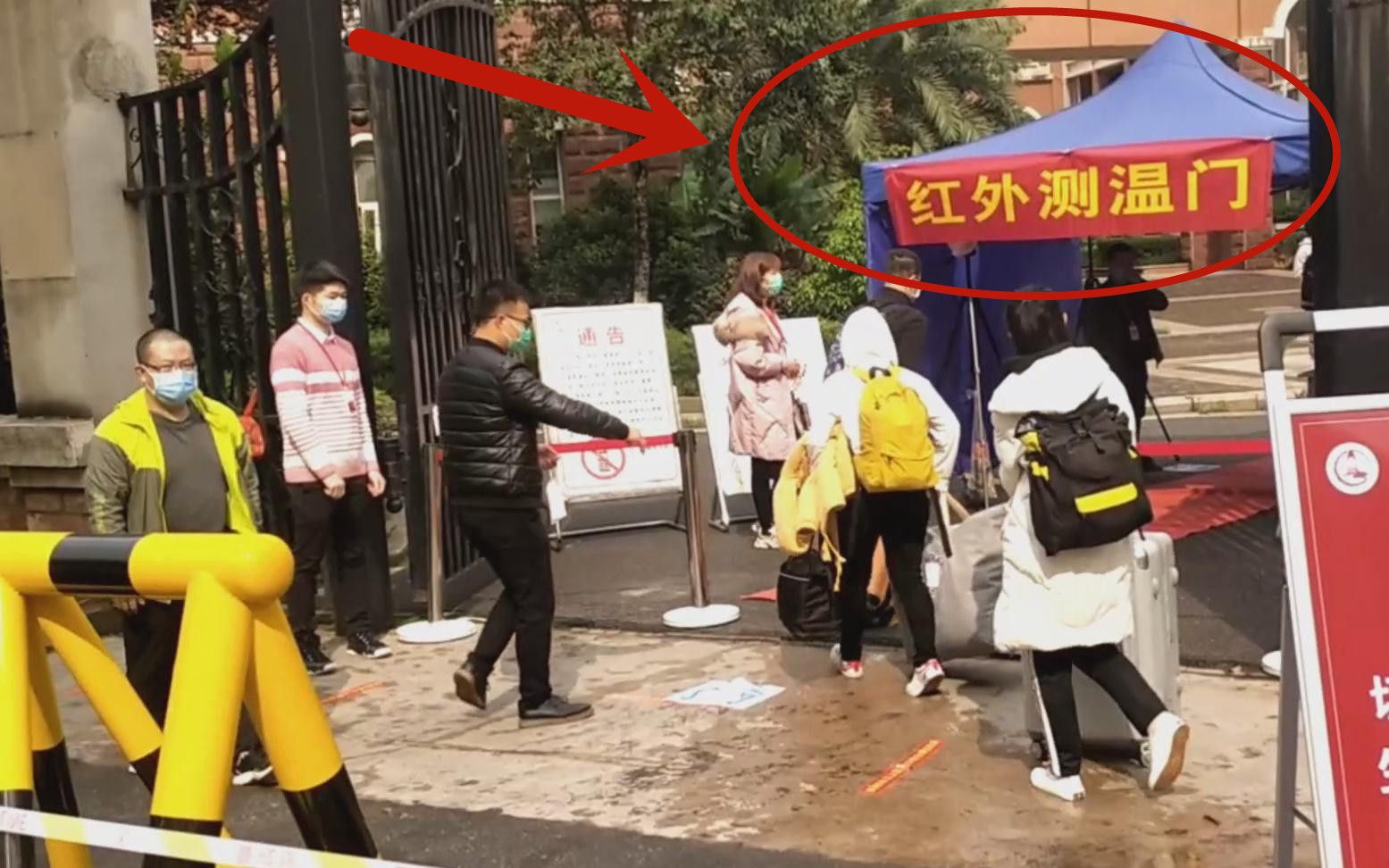 实拍江西赣州中学高三复学现场,学生量体温进入学校,家长更放心