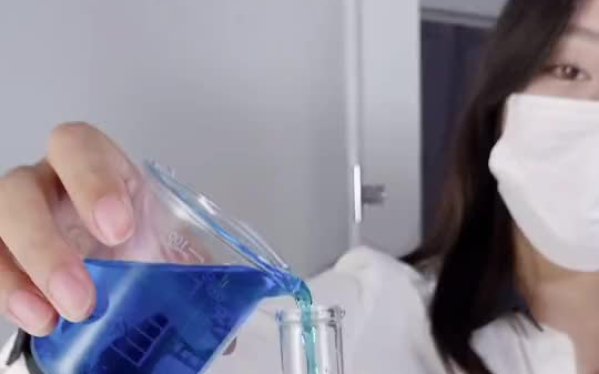 来条实验室风格的化妆品广告花絮