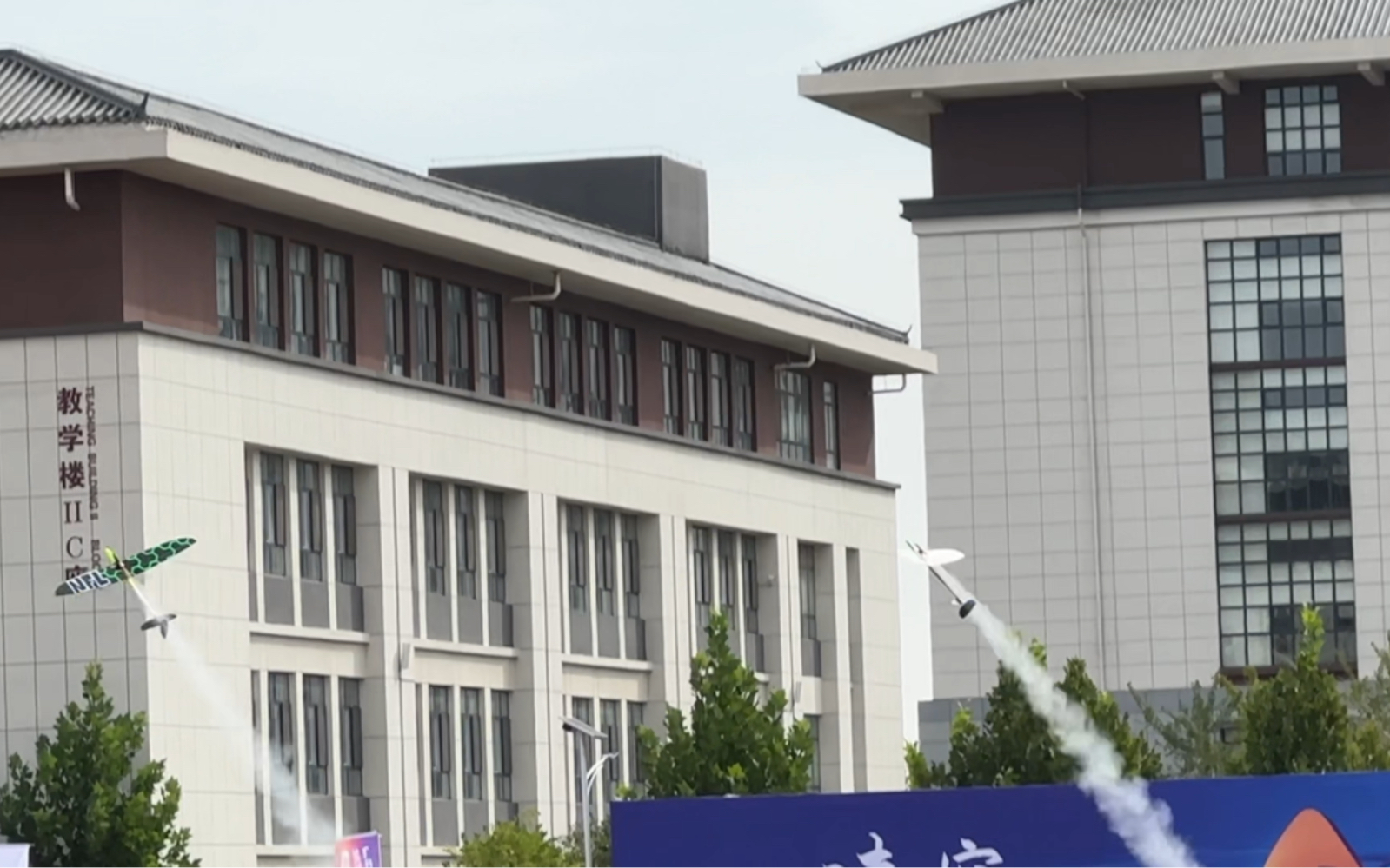 全国大学生飞行器设计创新大赛开幕式火箭助推滑翔机表演
