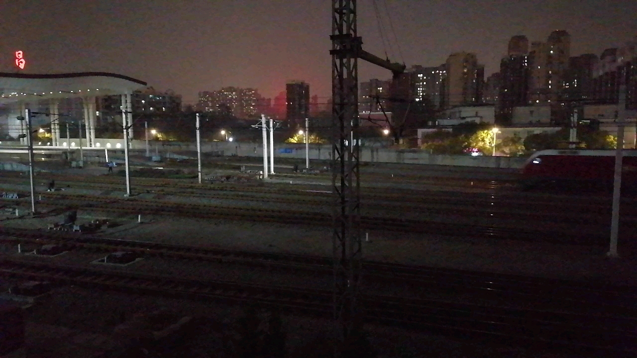 T306次列车驶入武昌火车站