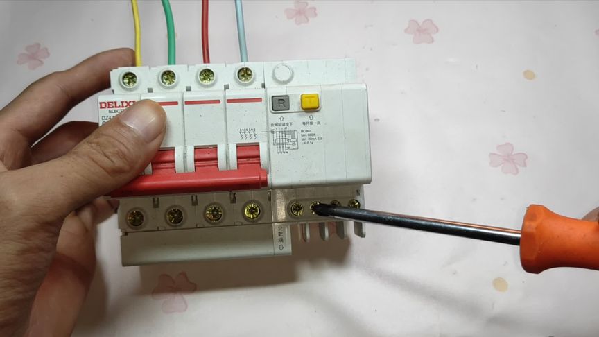 3相漏保怎么接线?如果接220伏接哪2根电线?老电工教给你