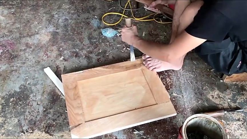 熟练的木工工匠做一套漂亮的厨房橱柜