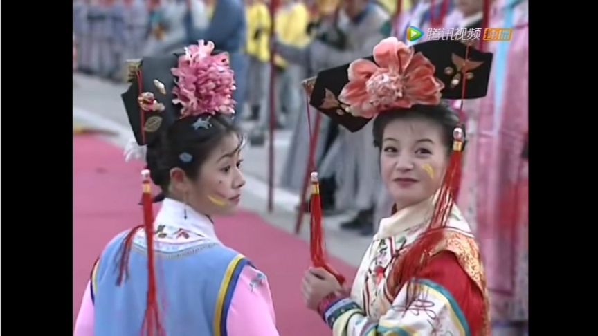 还珠格格:老佛爷回宫,小燕子紫薇花脸欢迎,还和令妃做鬼脸