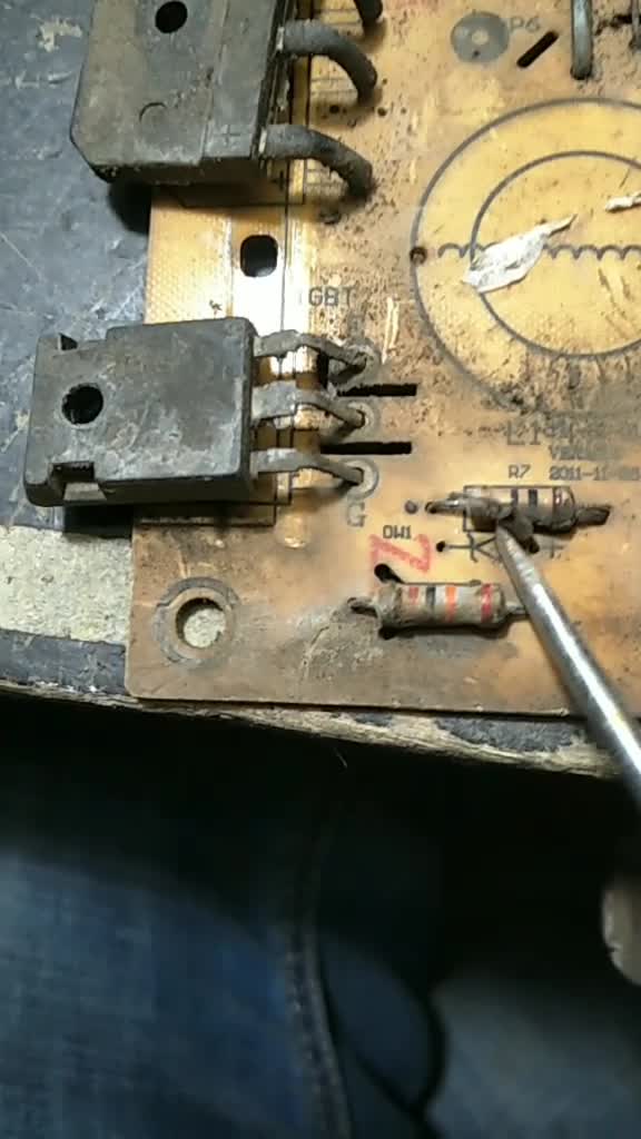 电磁炉有两18V稳压二极管