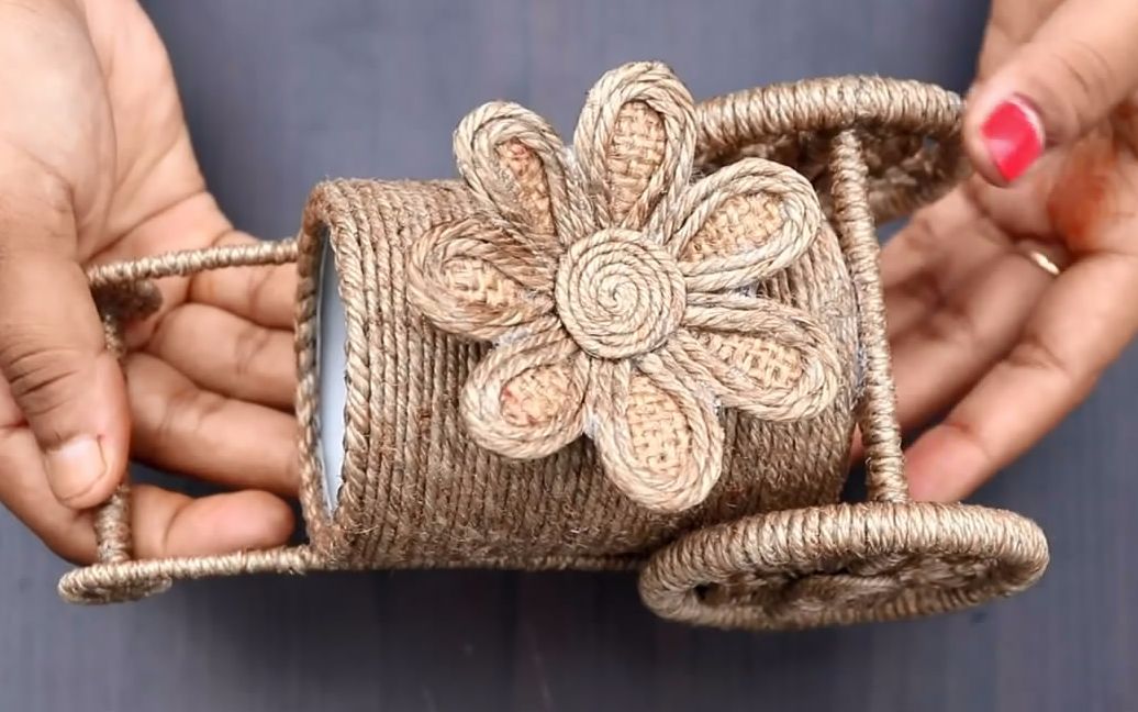 废物利用的妙招,看看如何制作漂亮的花车笔筒,简单易学!