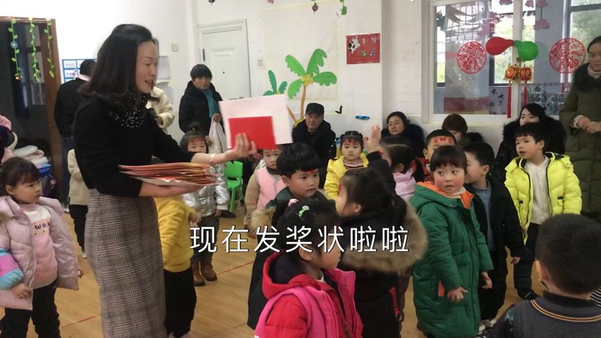 参加女儿期末活动一起跳舞互动 验收老师的教学成果 宝宝开心就好