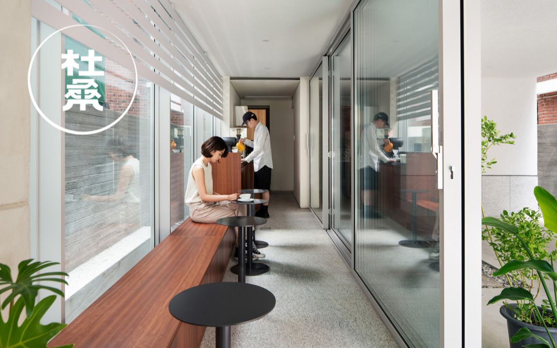 兼容商业与住宅用途的一栋小建筑