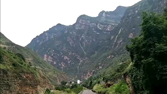 苍翠的群山重重叠叠,宛如海上起伏的波涛,汹涌澎湃,雄伟壮丽.