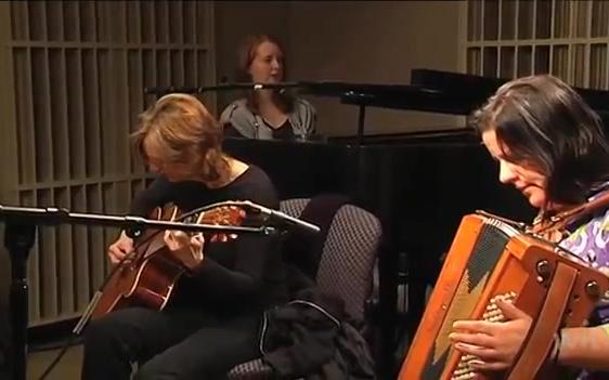 1分钟的时候大妈:吉他你想啥呢?Cherish the Ladies, Far From Home / ...