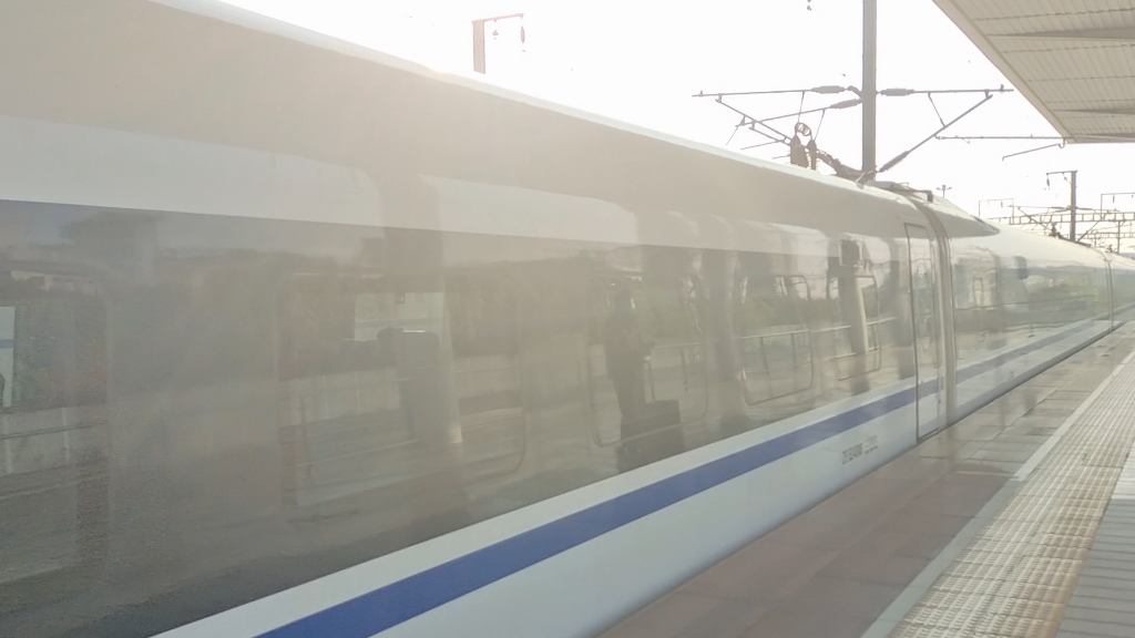 ...04-09 D352次(上海虹桥—成都东)进戚墅堰站,本务成都局成都动车段...