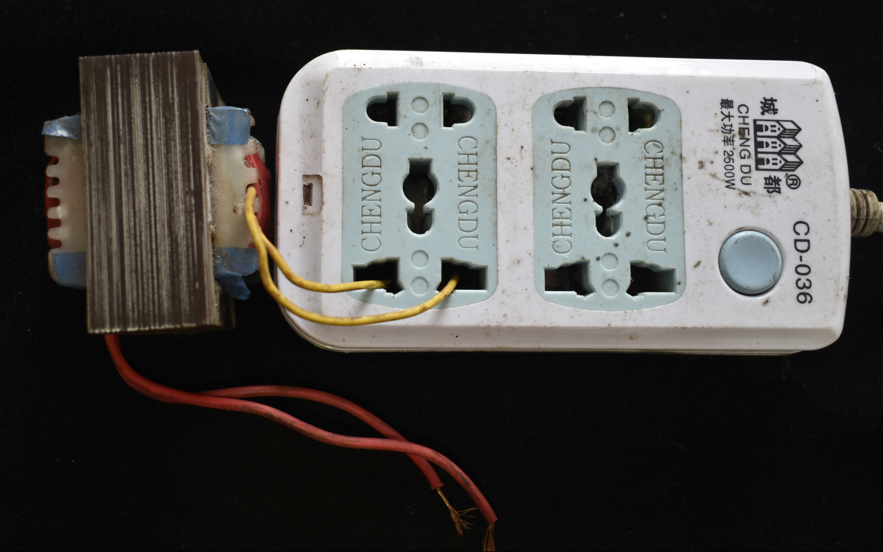 脑洞大开,将变压器的输出端,接在排插上,会发生什么呢?