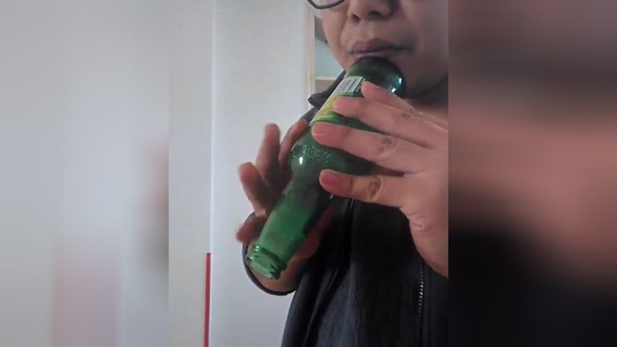 用瓶子吸管制作的乐器,民间高手却吹出了如此优美的乐曲