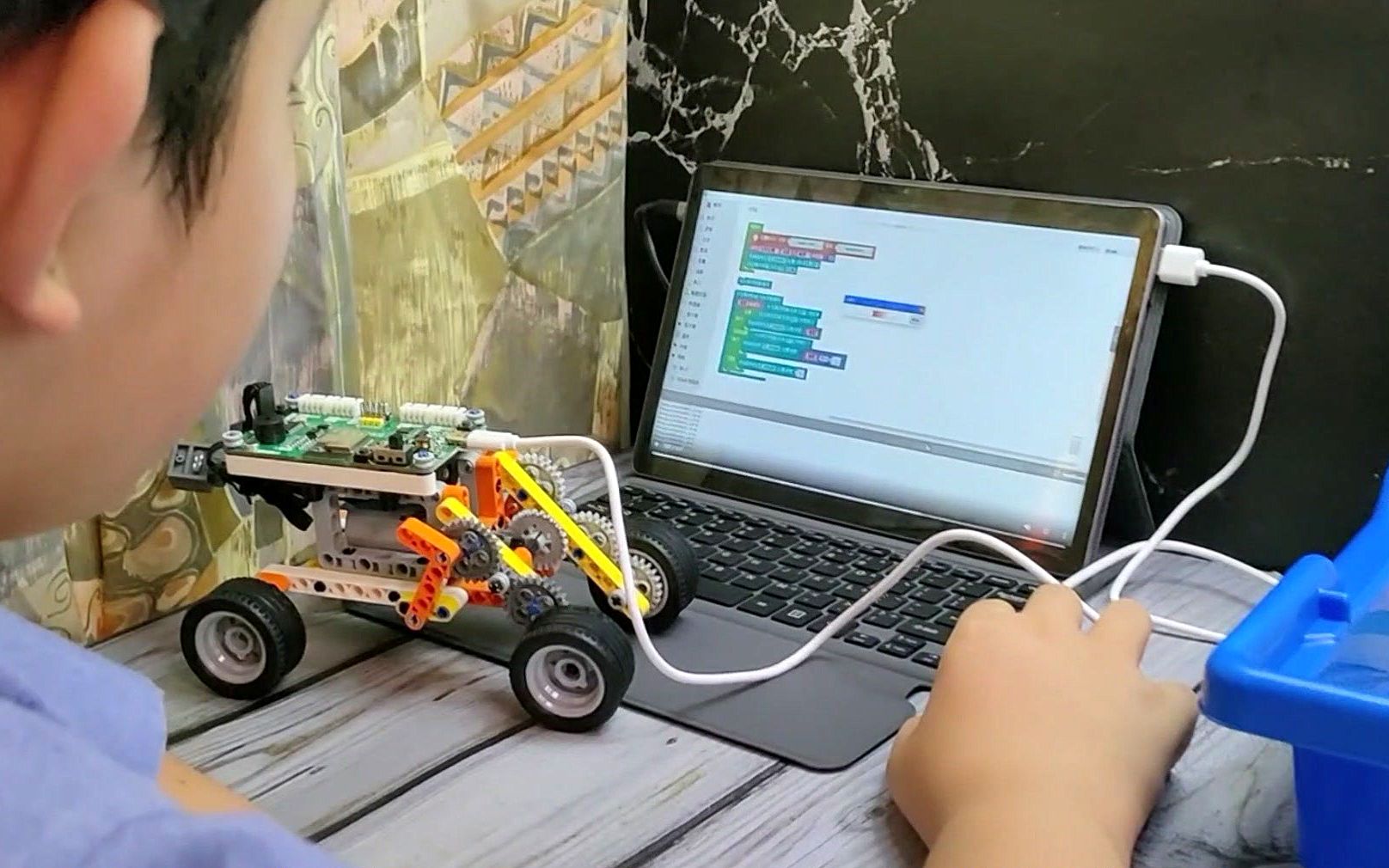 在玩乐中启迪智慧,学会编程,长毛象AI百变编程积木套件