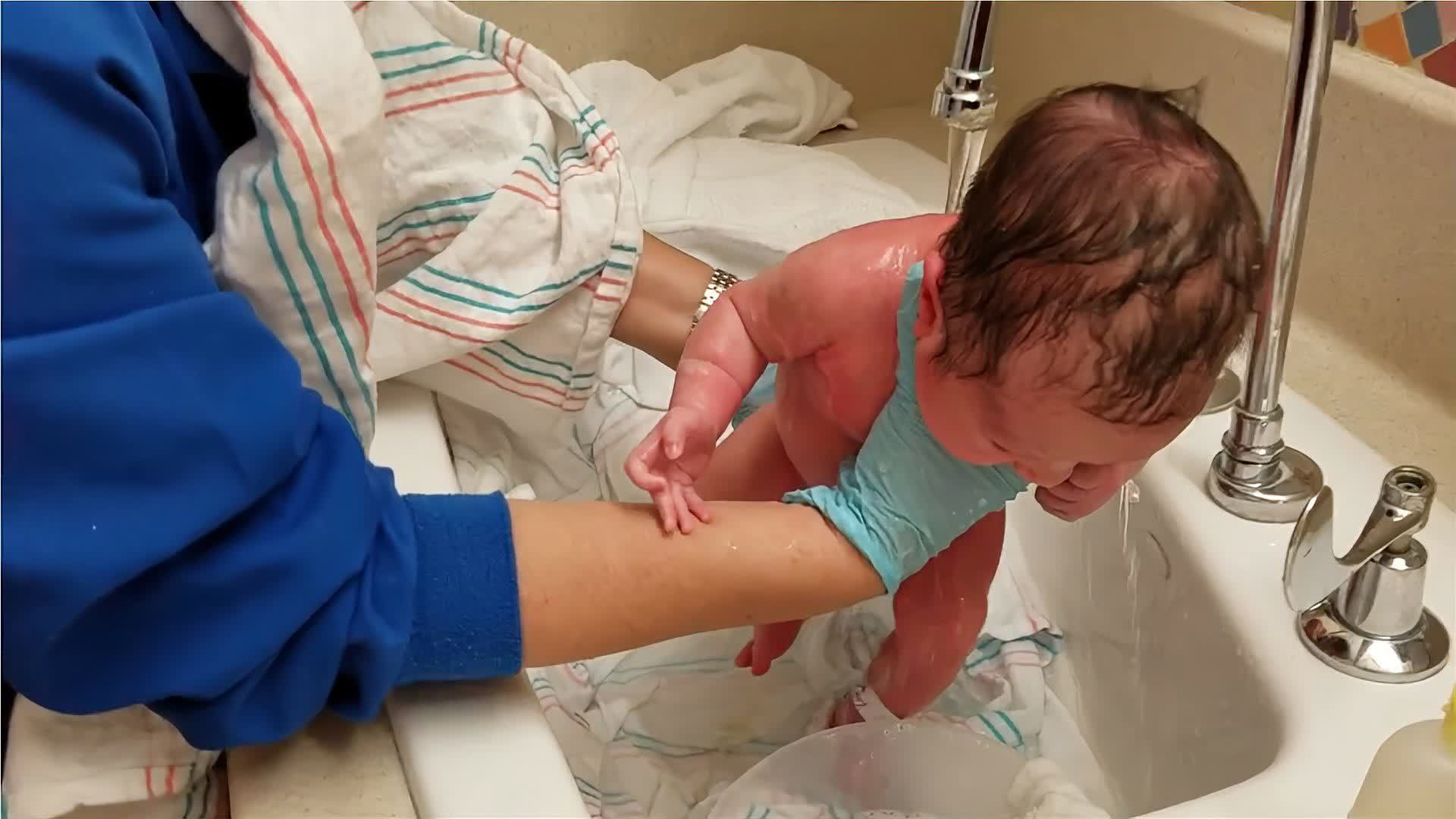 刚出生婴儿真实的洗澡全过程,护士:是不是好有趣?