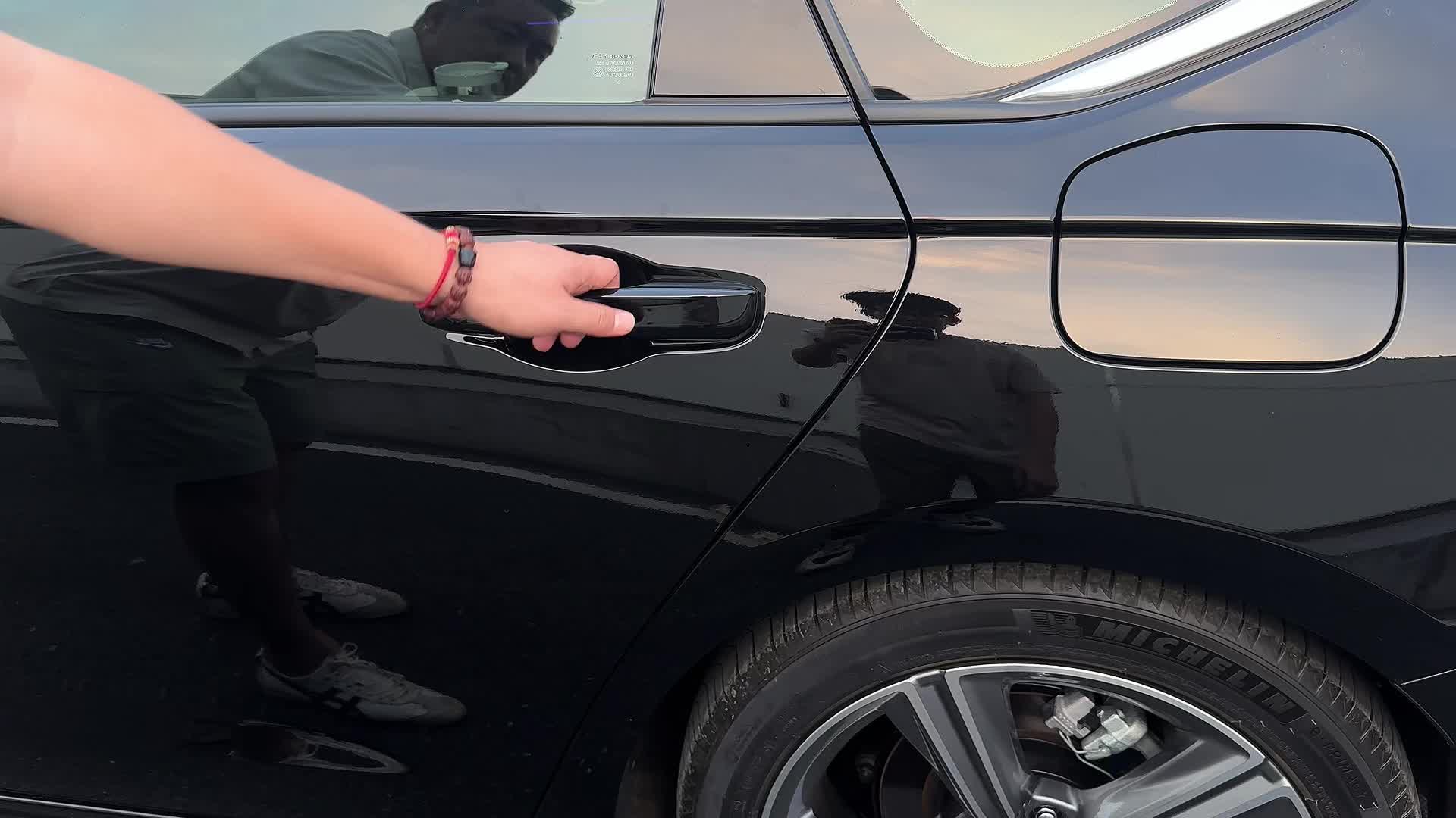 ...套一个这样的门锁减震条,关车门就不用再顾及力度了。它的原理就是...