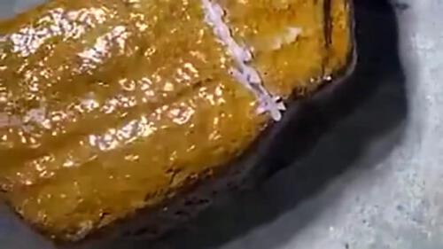 30000买了块翡翠原石,切开后,家里又多了一块地板砖,美滋滋