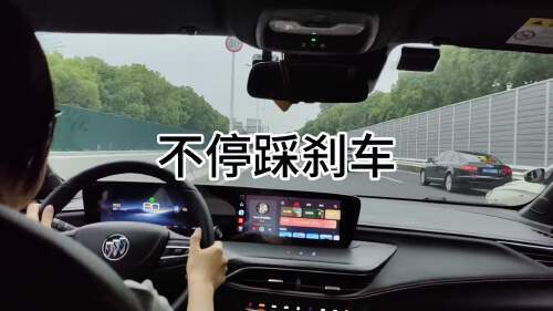 自适应巡航开起来确比较轻松80以下的速度没人叨逼叨超速了吧