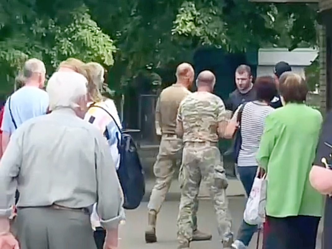 乌军暴力征兵引发许多群众的不满,用不了多久乌克兰内部就会产生...