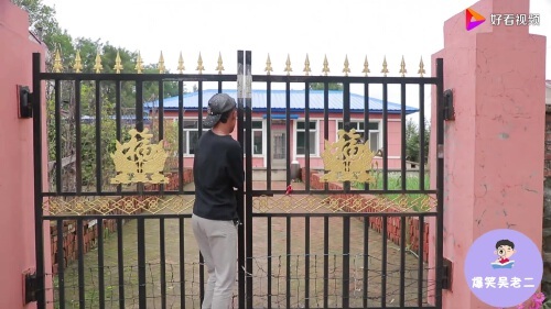 两口子回家遇小偷撬门,看聪明媳妇如何套路小伙,厉害