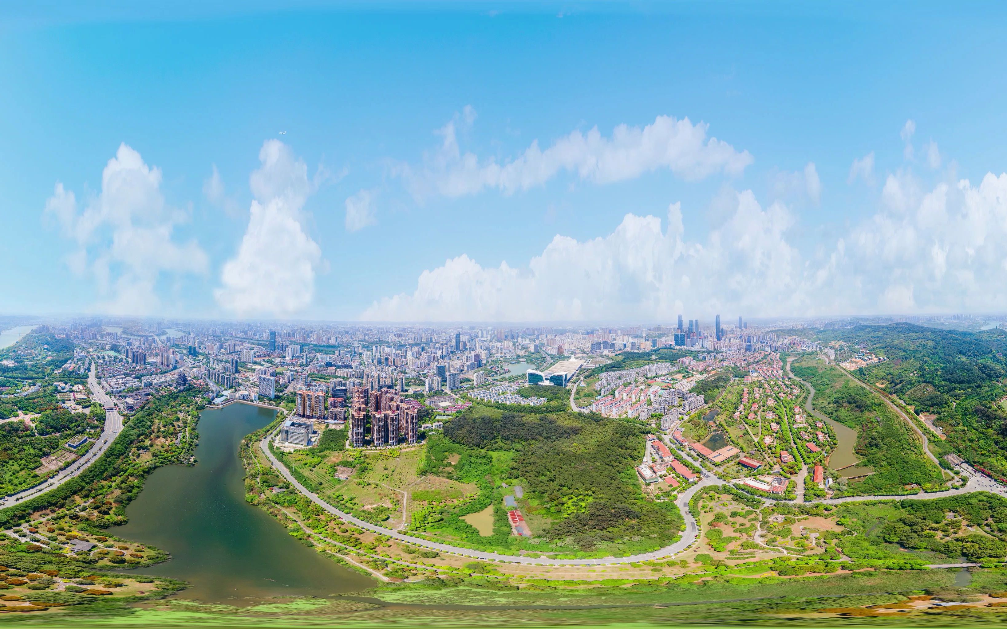 广西南宁青秀湖公园上空看城市VR全景